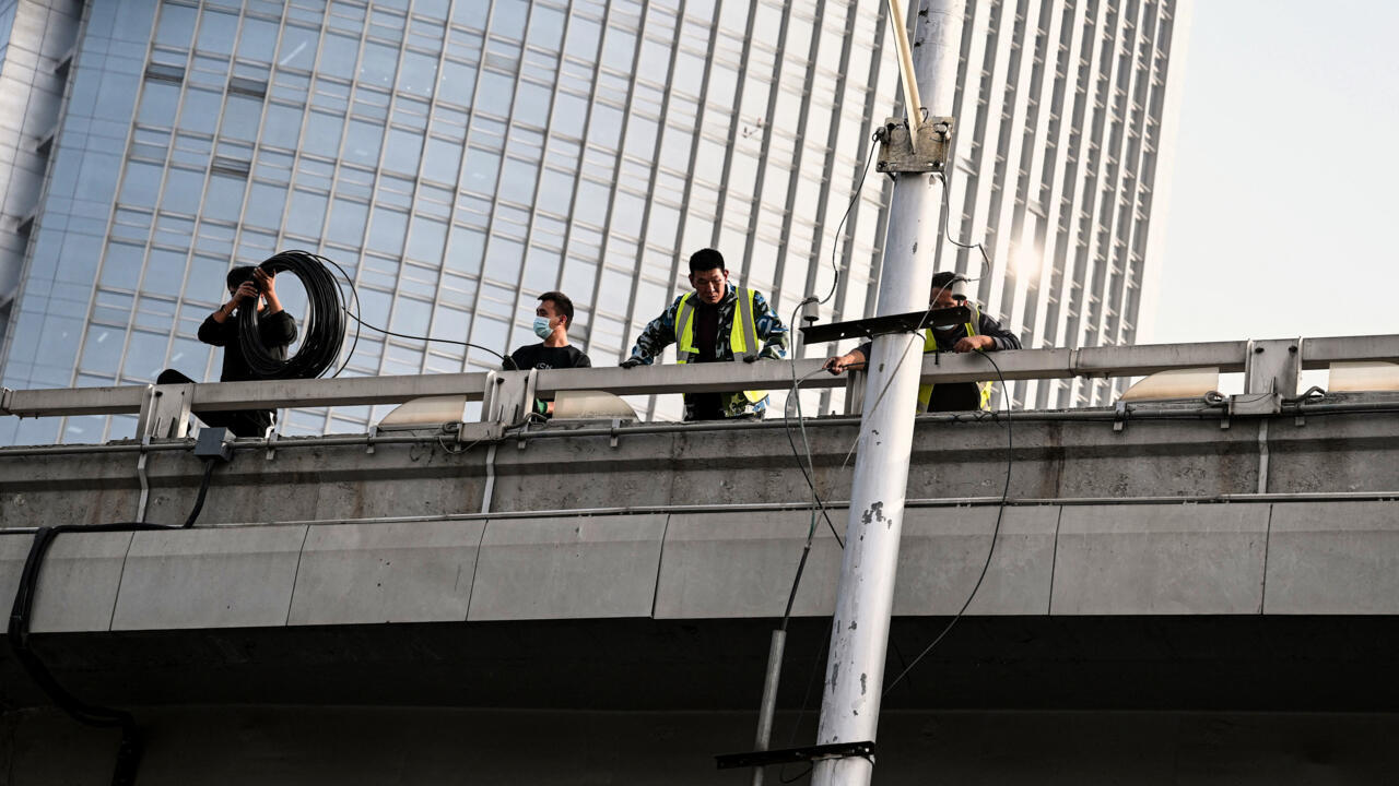 China: Sitong Bridge under surveillance after the display of banners ...