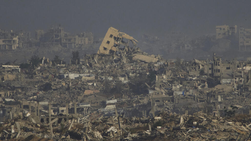 Aproximativ 300 de scriitori, inclusiv doi laureaţi ai premiului Nobel ...