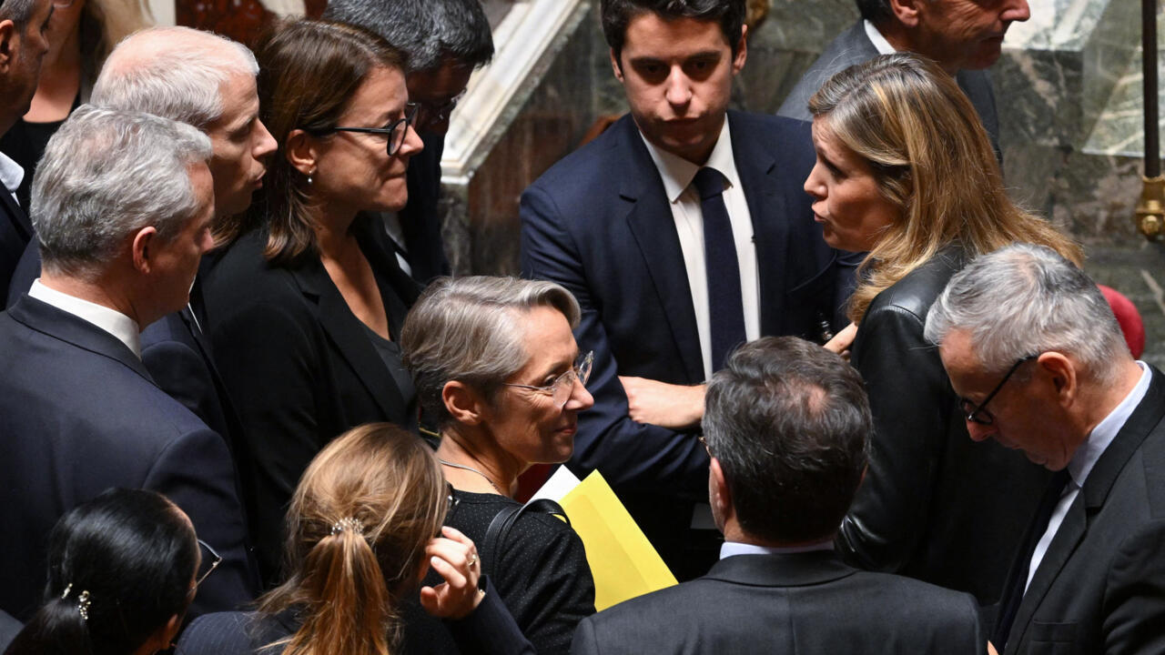 França : Primeira-ministra voltou a recorrer ao artigo 49.3