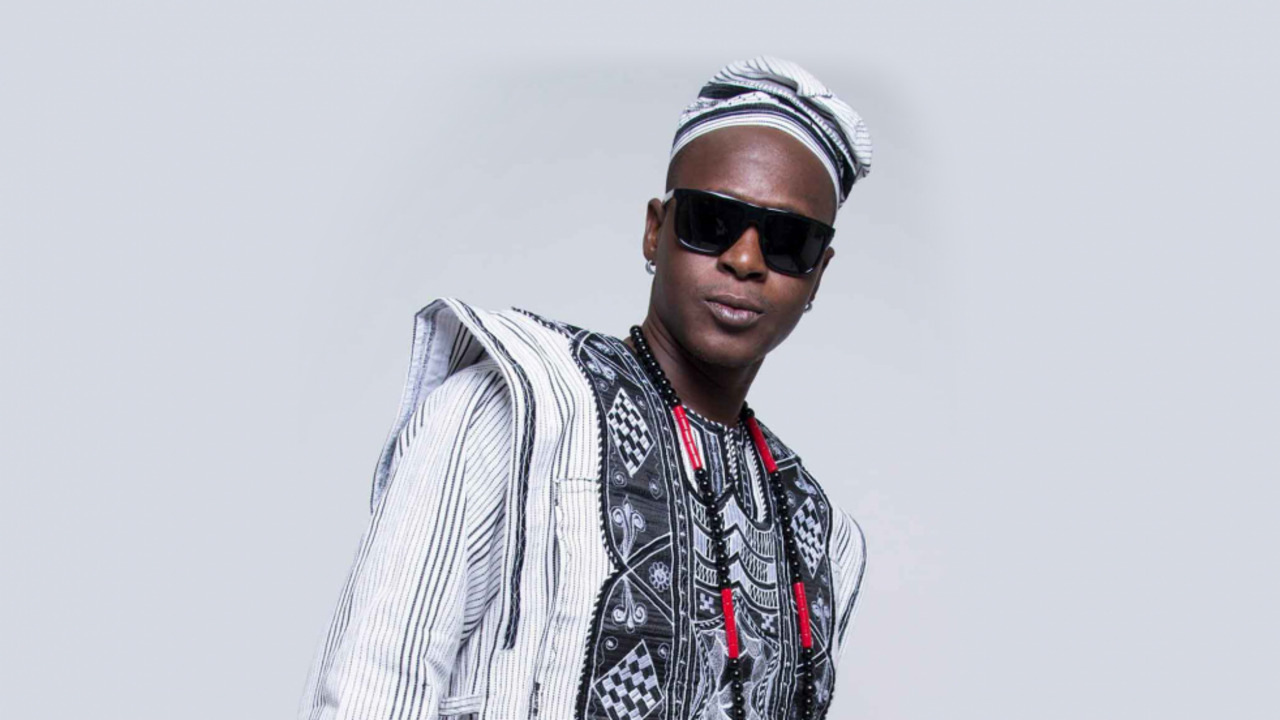 L'artiste chanteur burkinabè Floby chante pour son pays dans sa ...