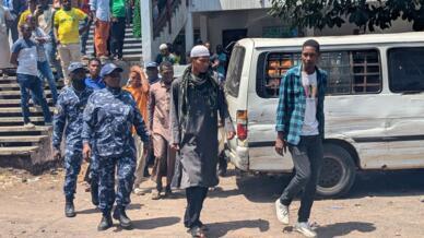 Comores: le rappeur Titi le Fourbe condamné à un mois de prison avec ...