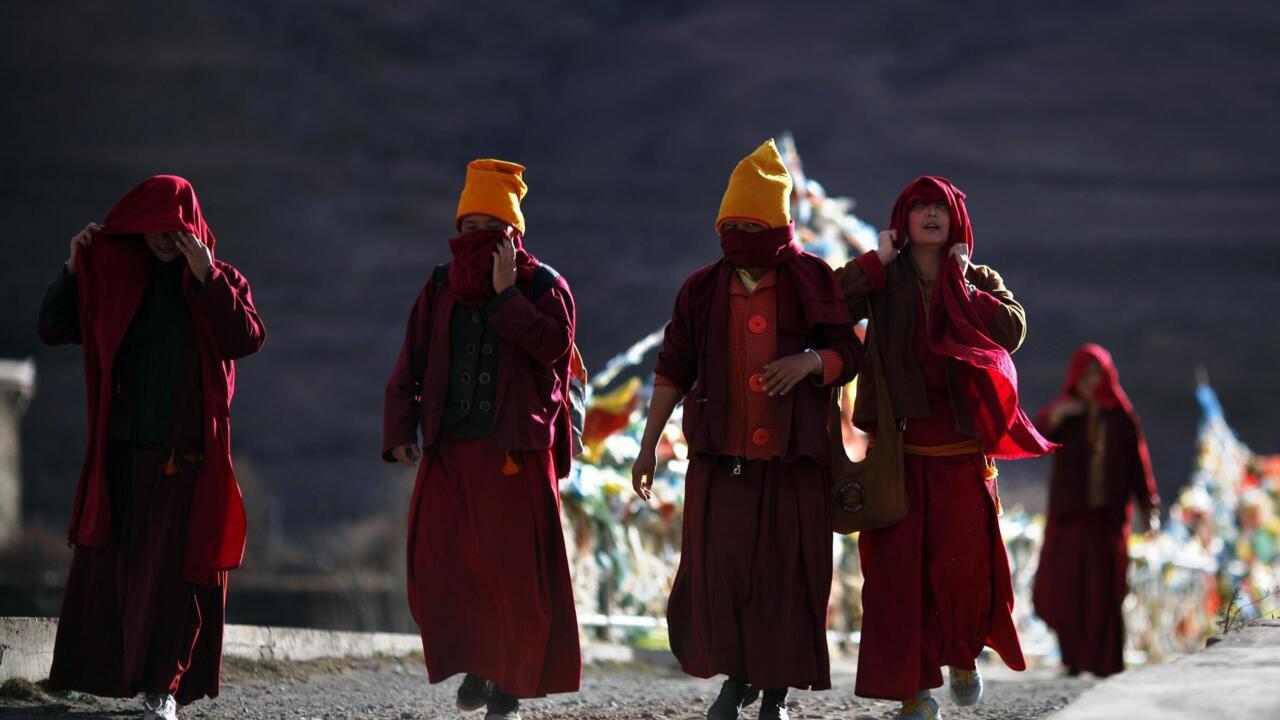 La police chinoise accusée d’avoir battu un moine tibétain en train de ...