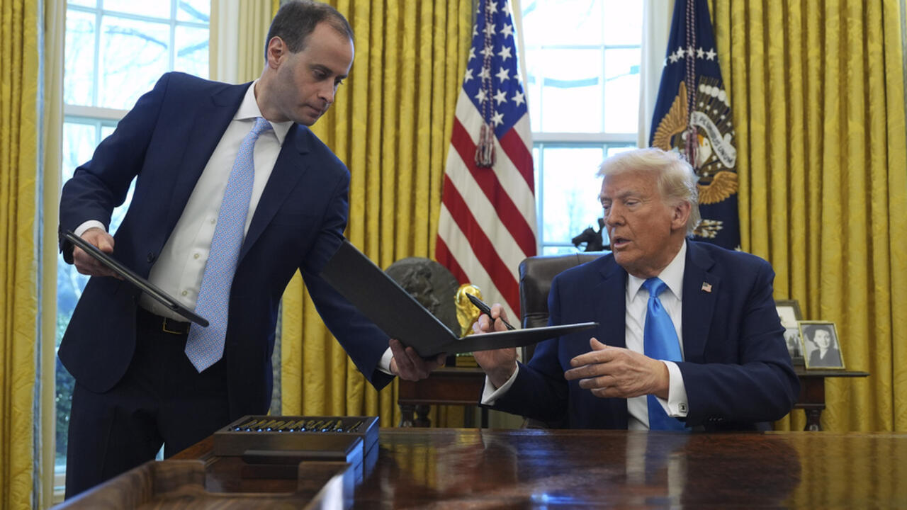 Donald Trump signe un décret pour retirer les États-Unis de plusieurs ...