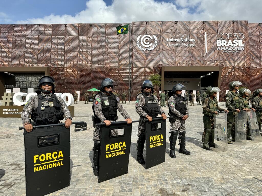 Brésil: des manifestants autochtones bloquent pacifiquement la COP30 - RFI