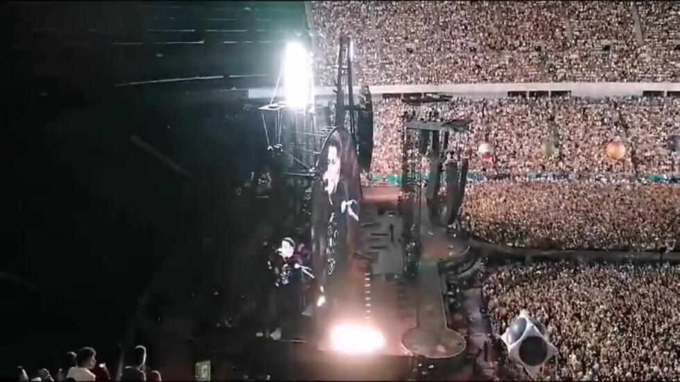 Coldplay, maneaua care a rupt scena în două, grindina și polițistul isteric