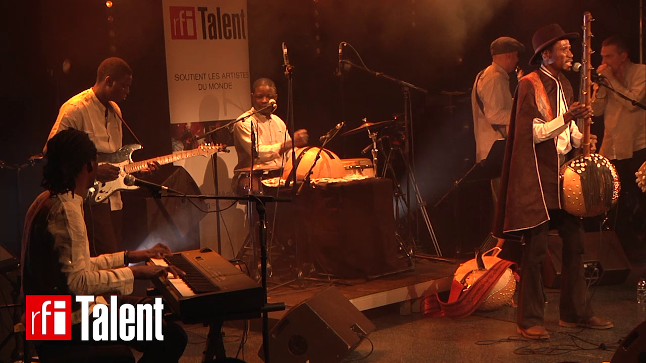 Abou Diarra joue "Tunga" en concert au Hangar Ivry - RFI