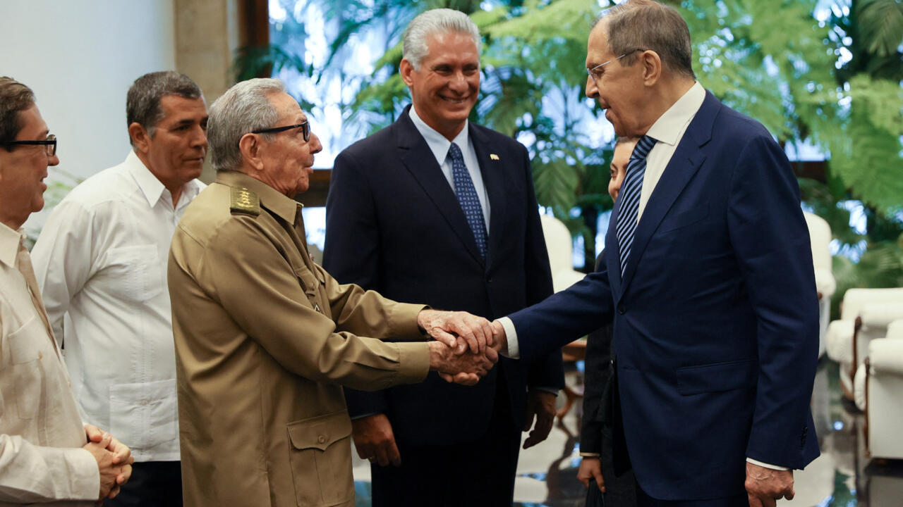 Cuba se aleja de la UE y se acerca cada vez más a Rusia - París América