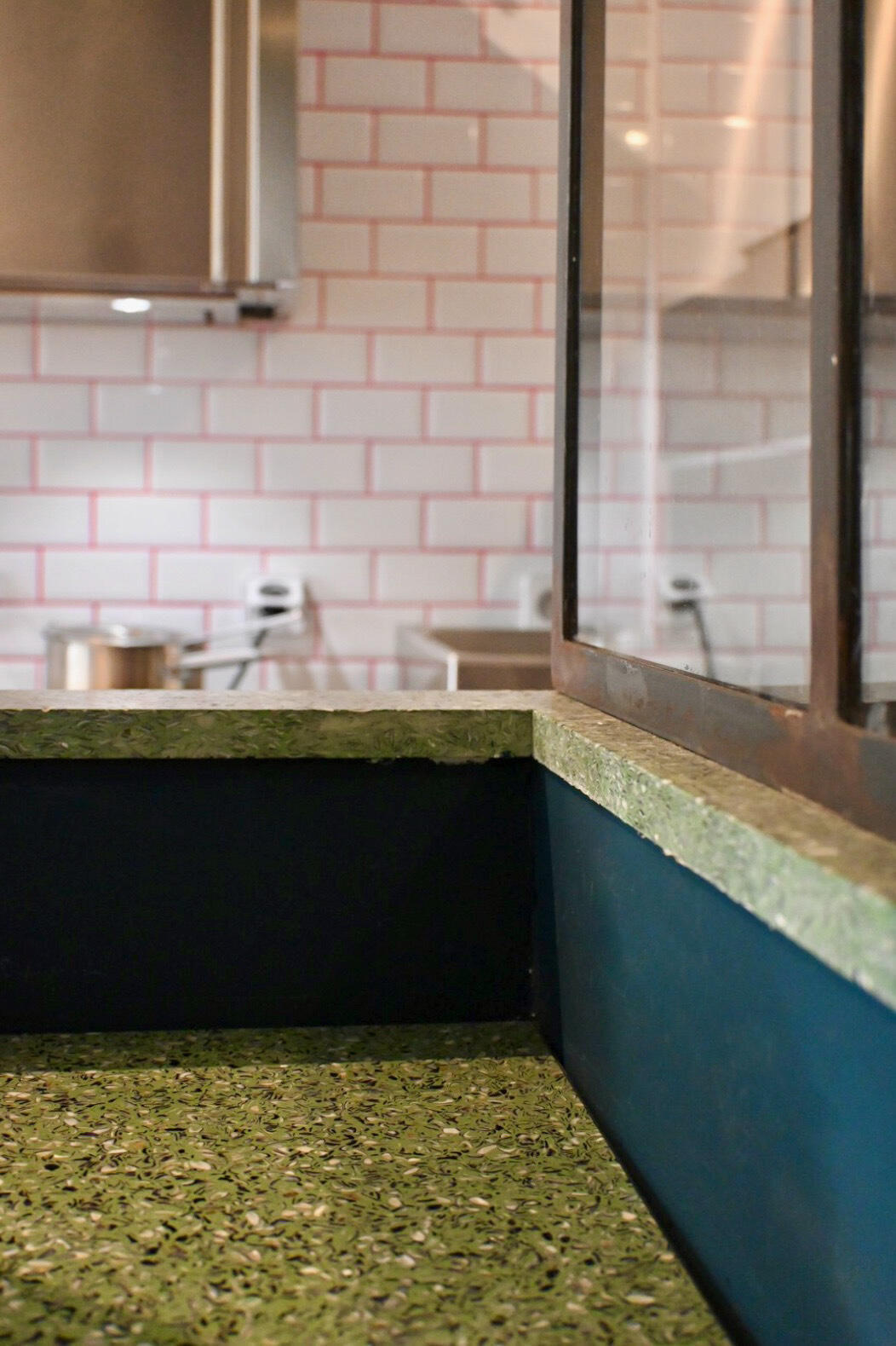 Ostrea design: quatre amis dans le milieu de l’éco-matériau minéral ...