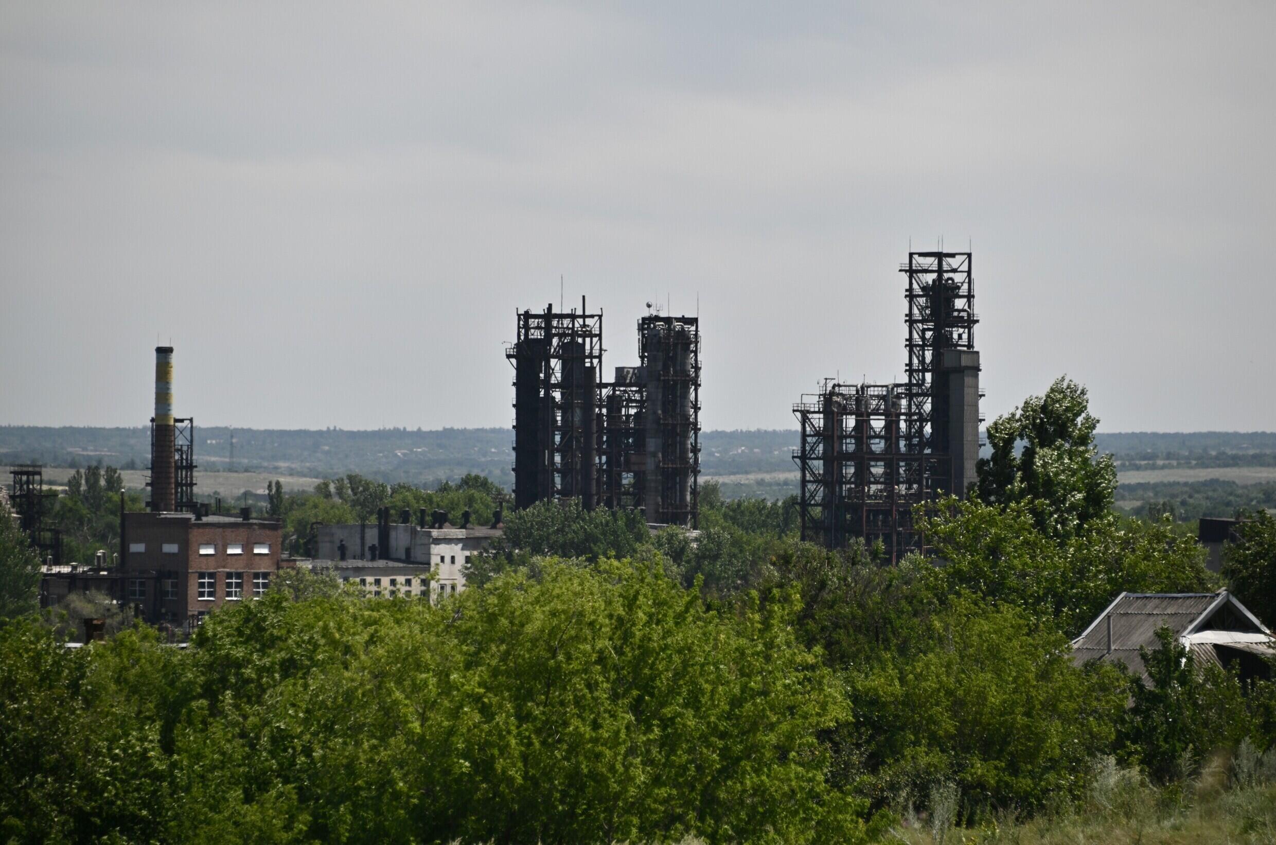 Russian bombs target frontline Ukraine chemical plant