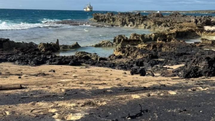 Madagascar: un cargo échoué sur la mer d'Emeraude, près de Diego Suarez ...