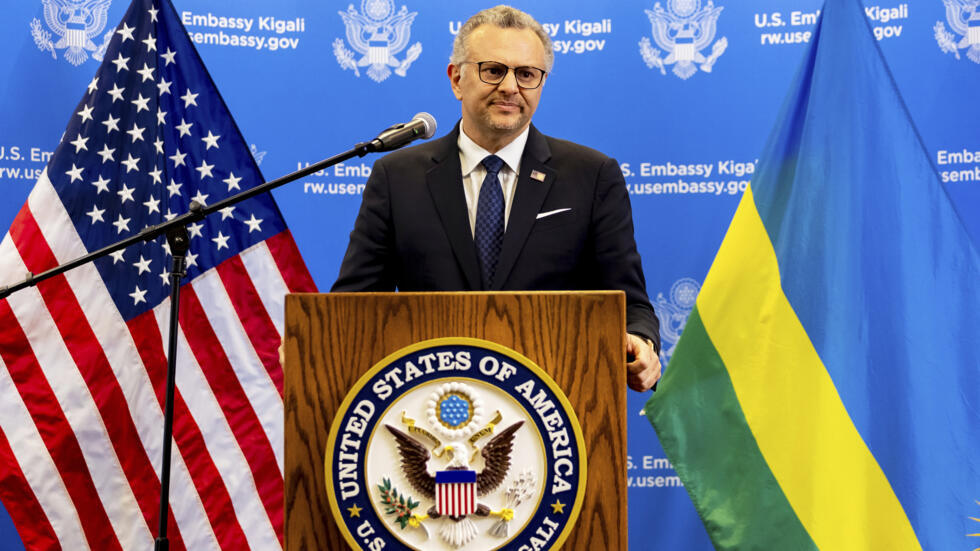 Conflit dans l'est de la RDC: à Kigali, le conseiller Afrique de Trump ...