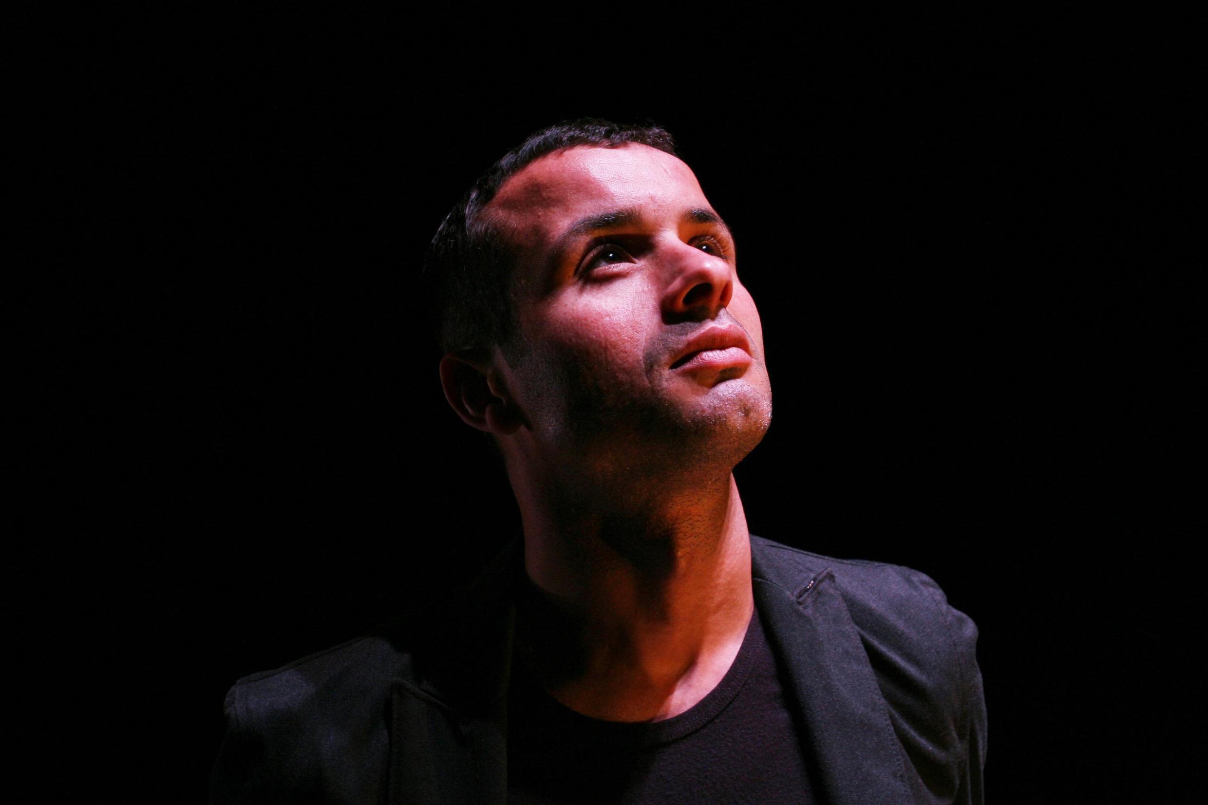 Kader Attou fait «un break à Mozart» à la pyramide du Louvre