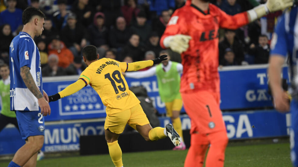 Barca ease past Alaves despite Roque red