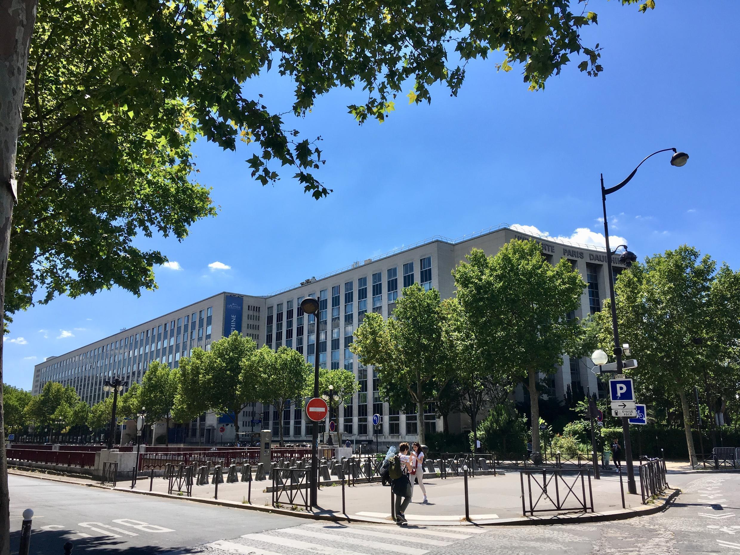 Lieux oubliés: l’université Paris-Dauphine, «Sous les cahiers, l’héritage?»