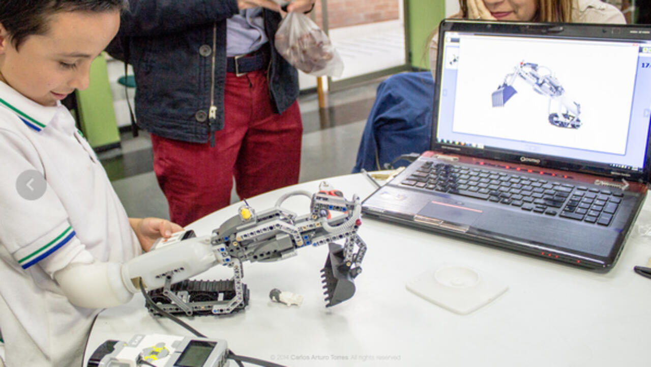 Netexplo, une prothèse Lego - Un monde de tech