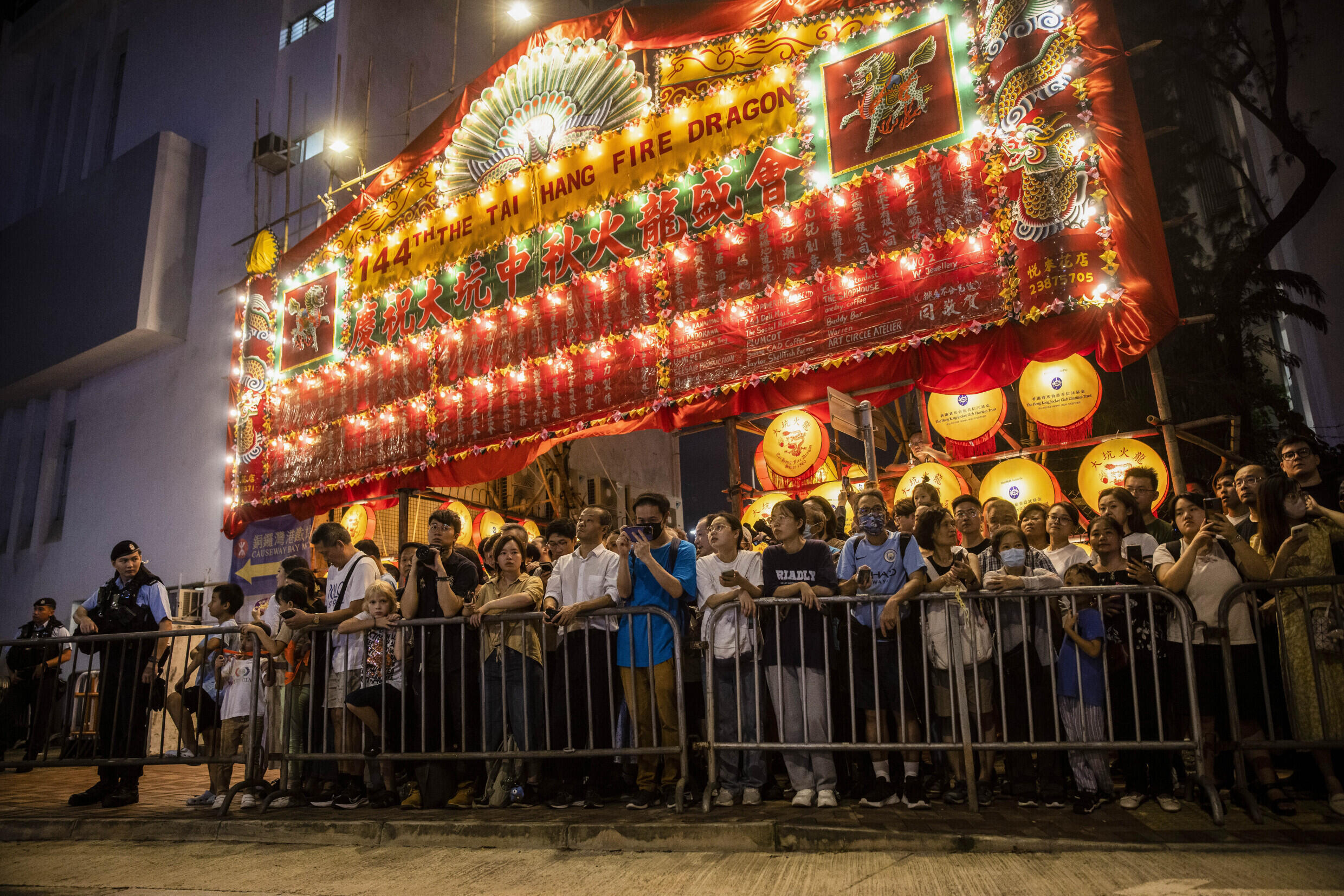 Hong Kong revives 'living tradition' of fire dragon dance