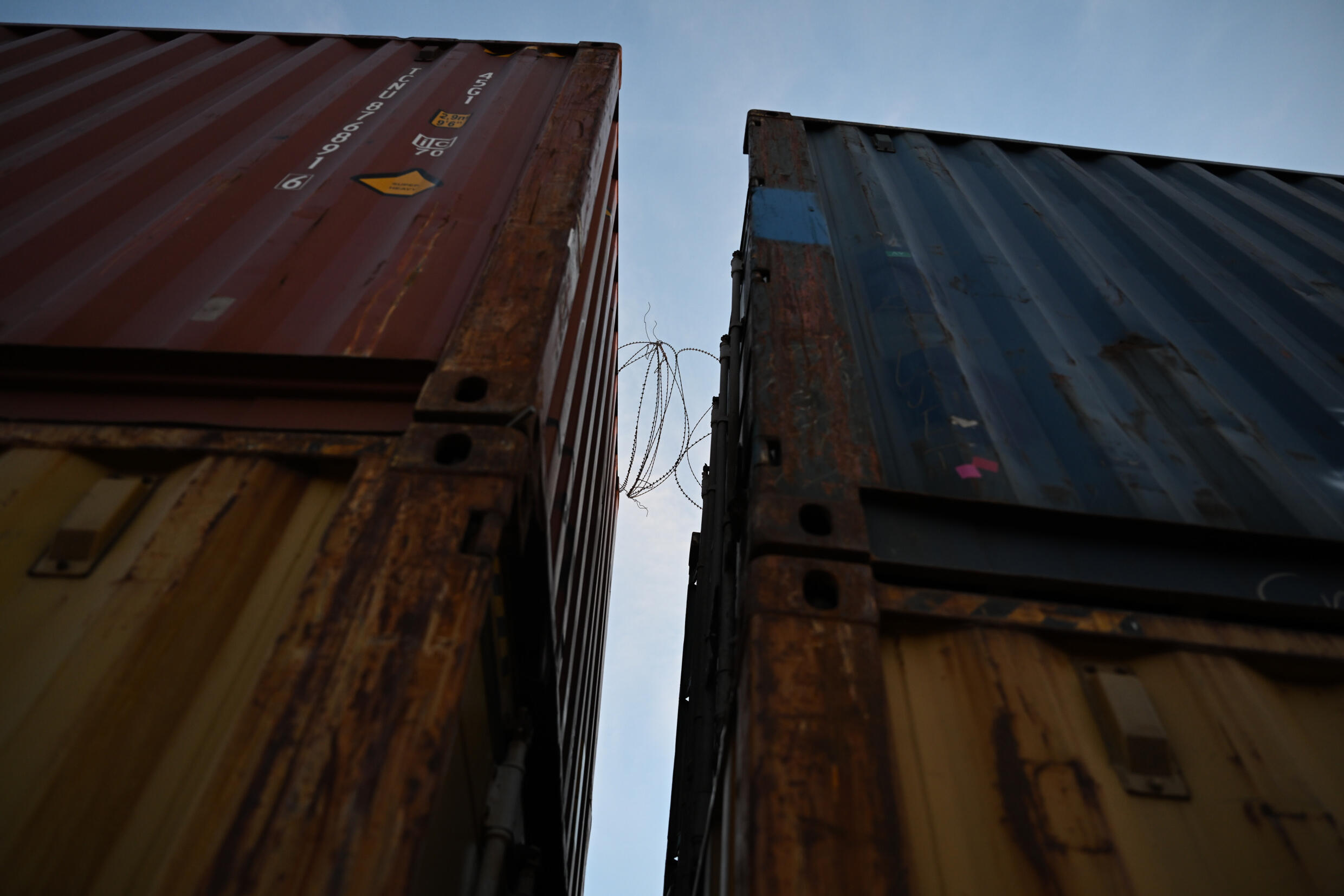 Arizona to remove shipping container wall on US-Mexico border