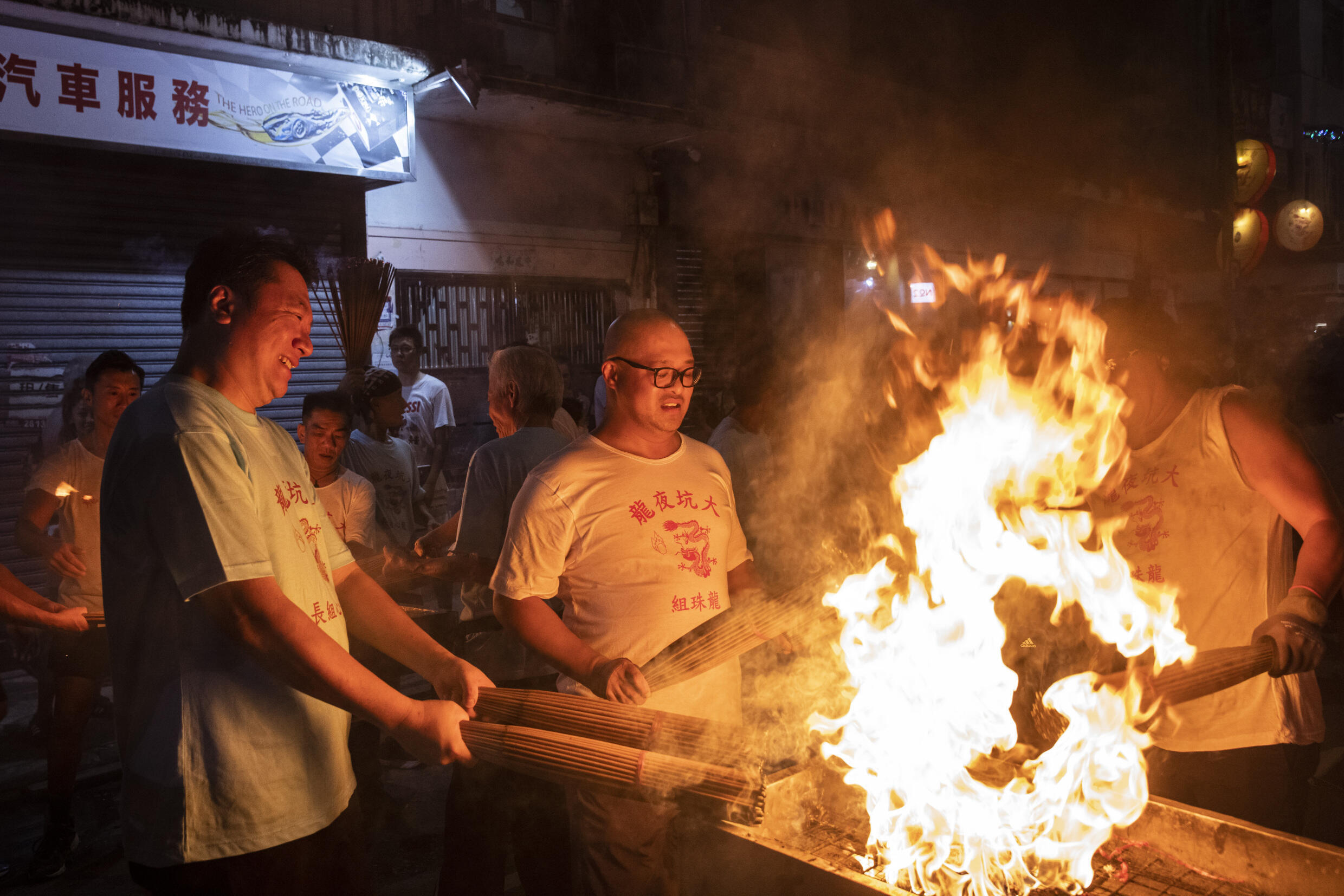 Hong Kong revives 'living tradition' of fire dragon dance