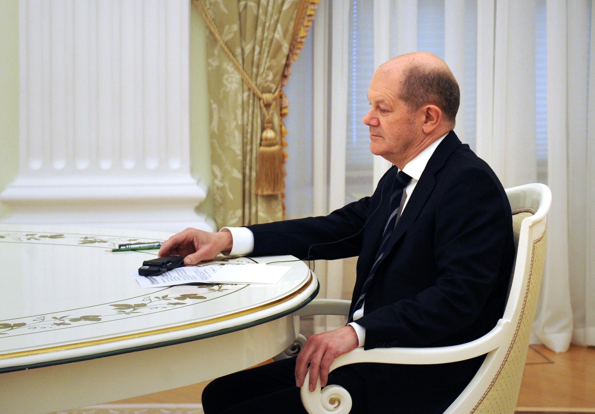 Long shot: Putin's giant table sparks jokes -- and speculation