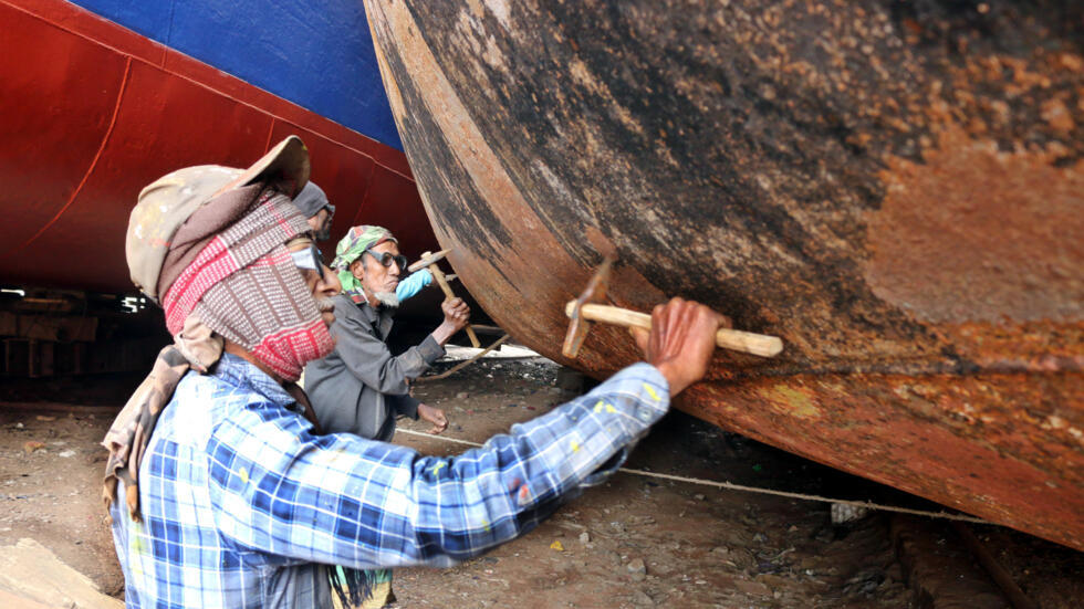 Le Bangladesh et ses carcasses de navires - Chronique transports