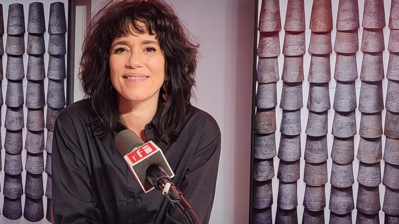 La artista cubana Cristina Escobar expone en Paris 'Entre lineas y sin ...