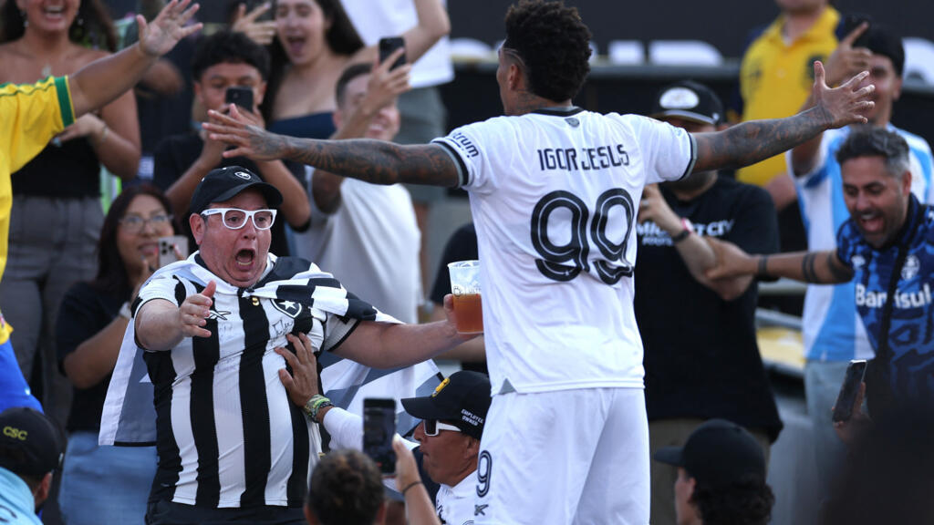 Botafogo clip PSG's wings at Club World Cup