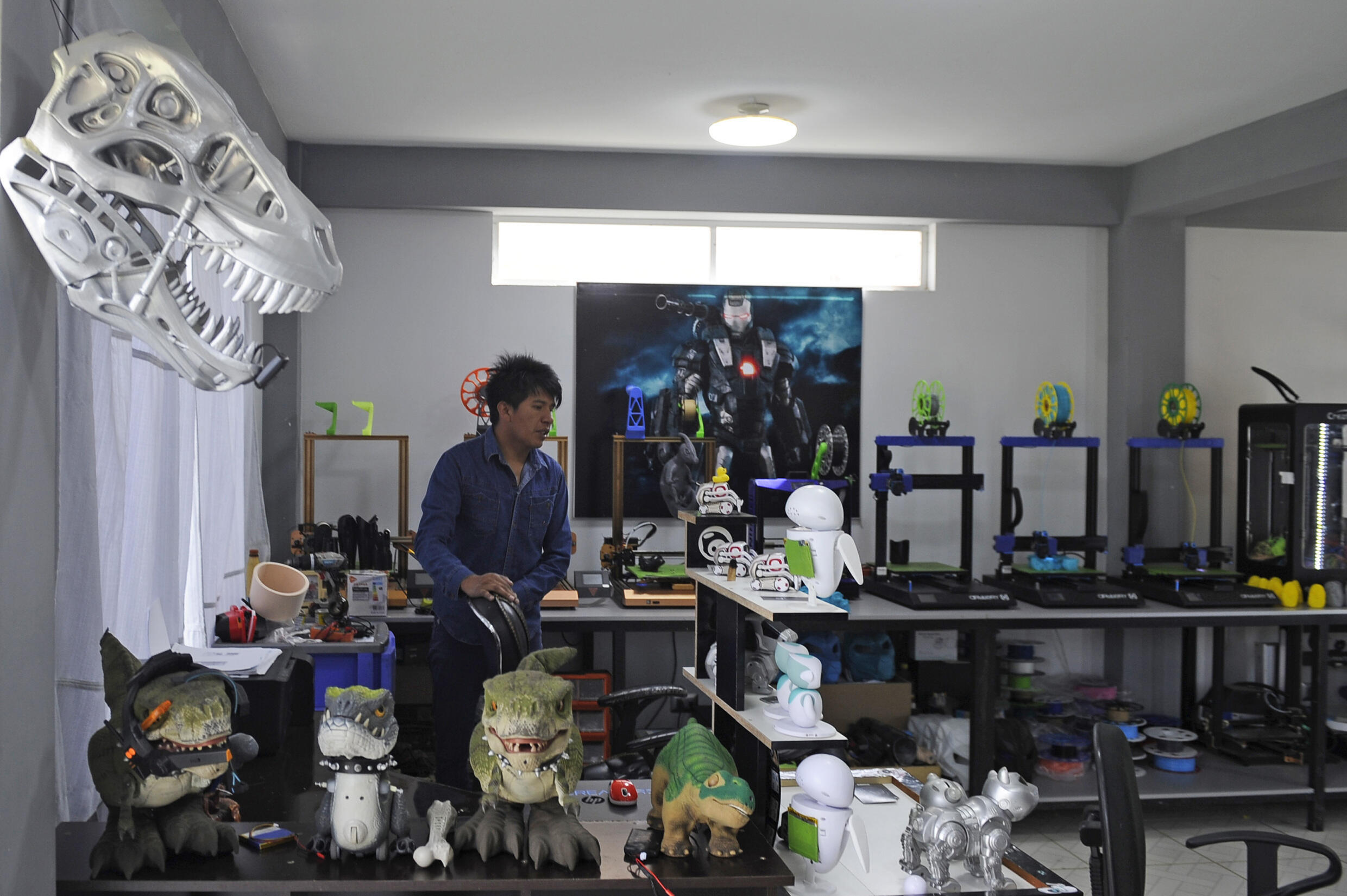 Roly Mamani, el juguetero que crea y regala prótesis 3D a mutilados ...