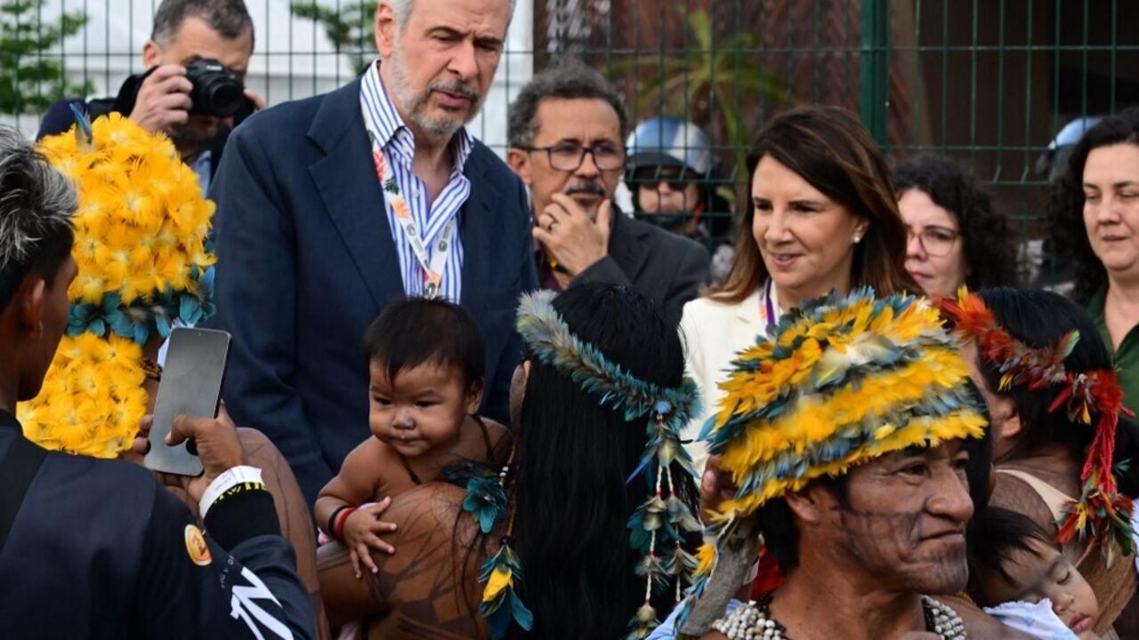 Brésil: des manifestants autochtones bloquent pacifiquement la COP30 - RFI