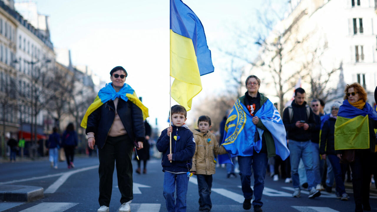 全法50余地组织支持乌克兰的游行 - 法国生活 - RFI - 法国国际广播电台