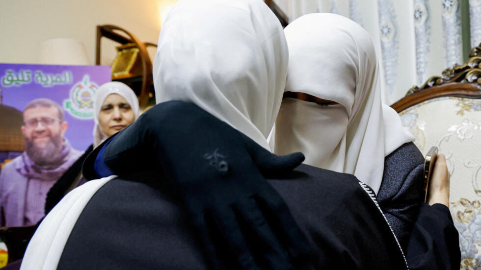 La veuve de Khader Adnan, mort en détention en Israël, appelle au calme