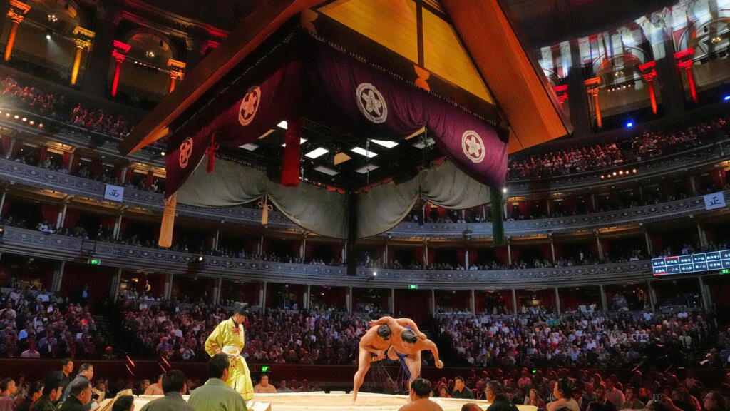 « Sáu tấn vận động viên cần hỗ trợ » : Một giải đấu Sumo gây sốt tại ...