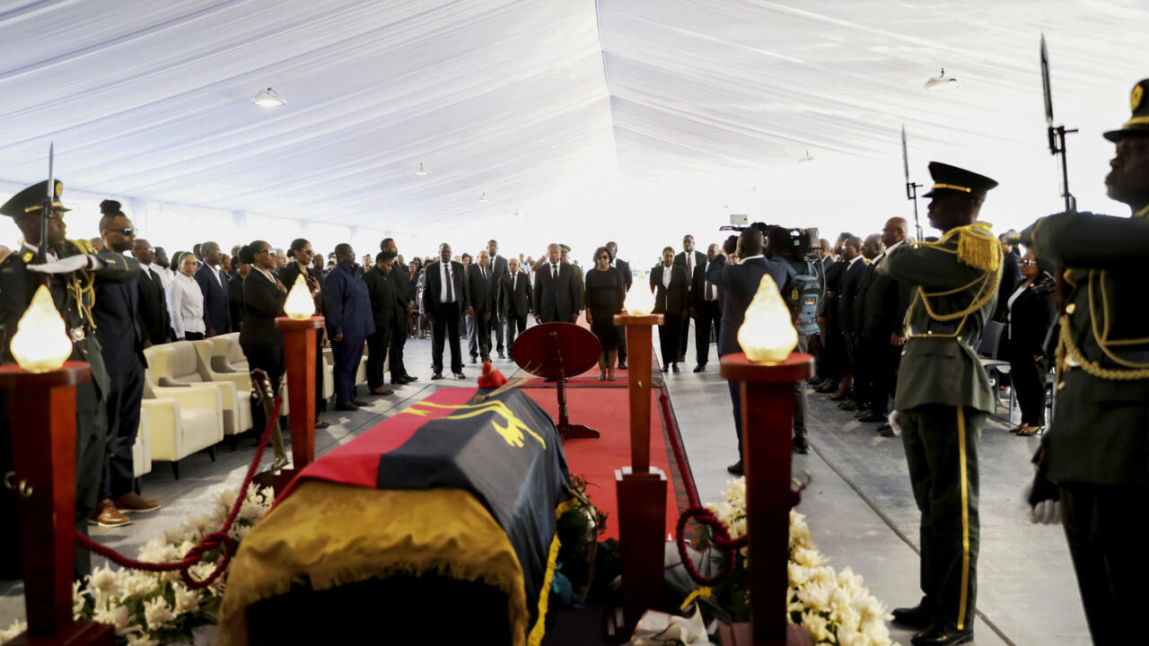 Angola: Rui Mingas sepultado em Luanda após velório e homenagem nacional