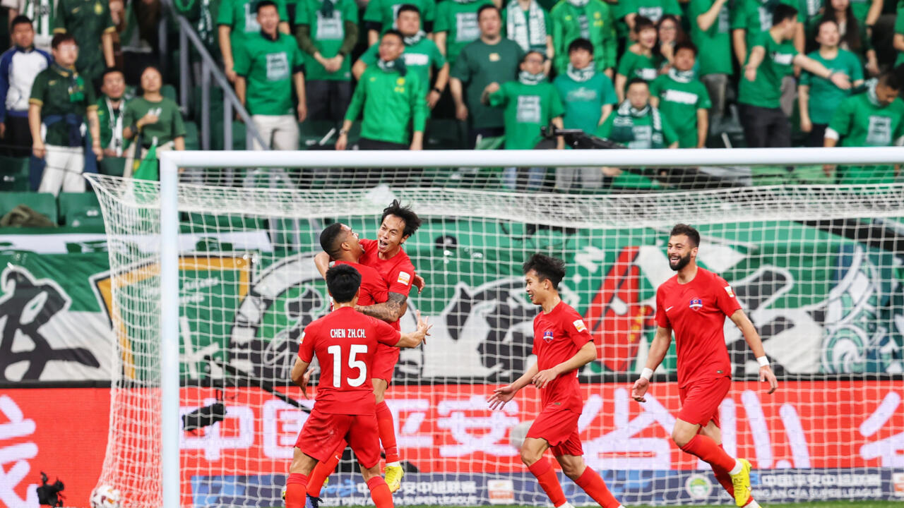 Chinese football fans out in force for Super League return