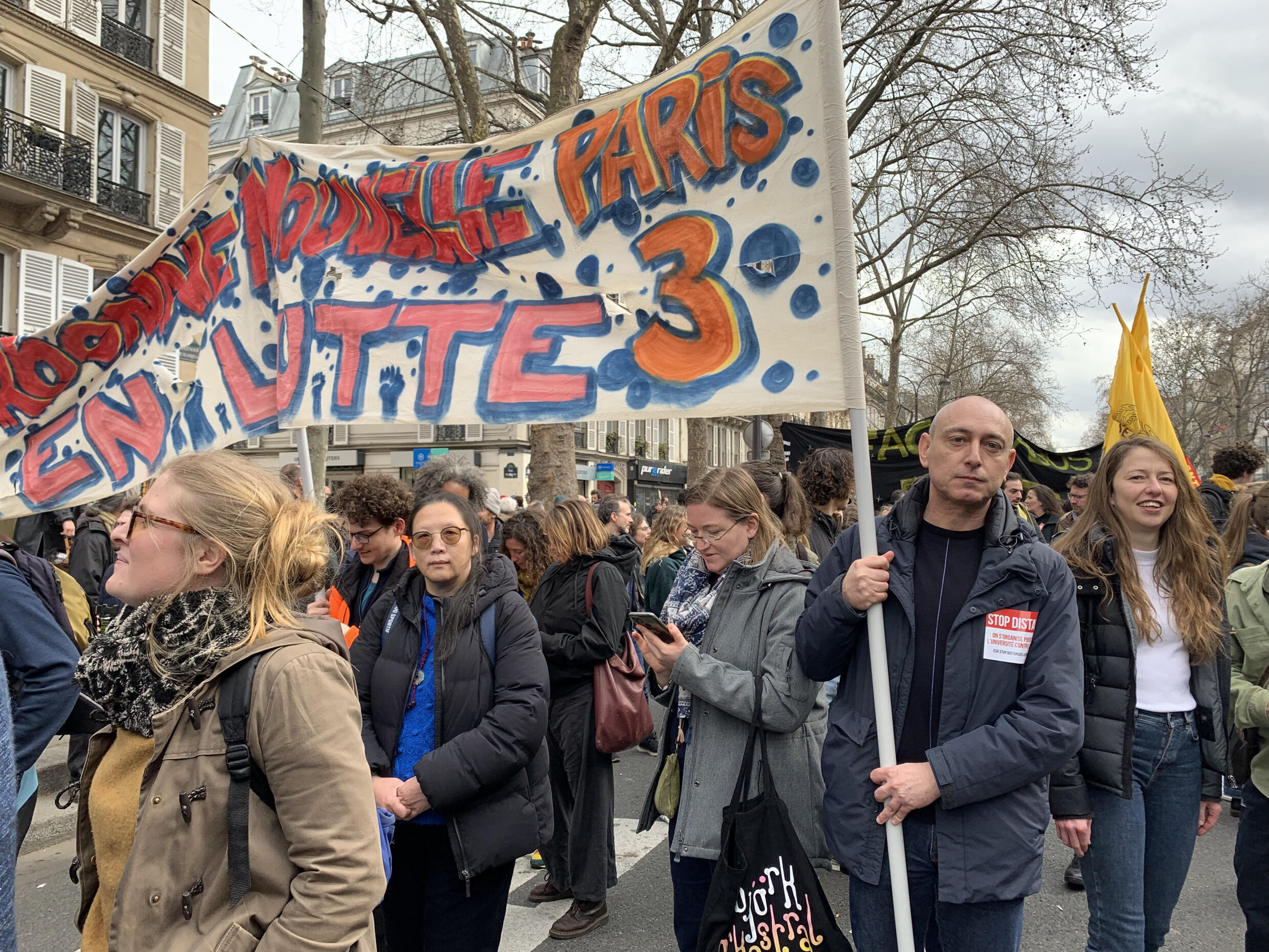 Protestos sociais em França: "49.3 foi um golpe anti-democrático ...
