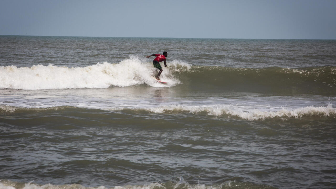 Ghana: le surf, un sport qui tend à se développer - Reportage Afrique