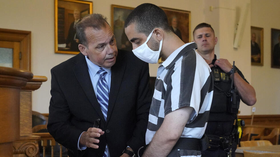 El atacante de Rushdie, sorprendido de que el escritor haya sobrevivido