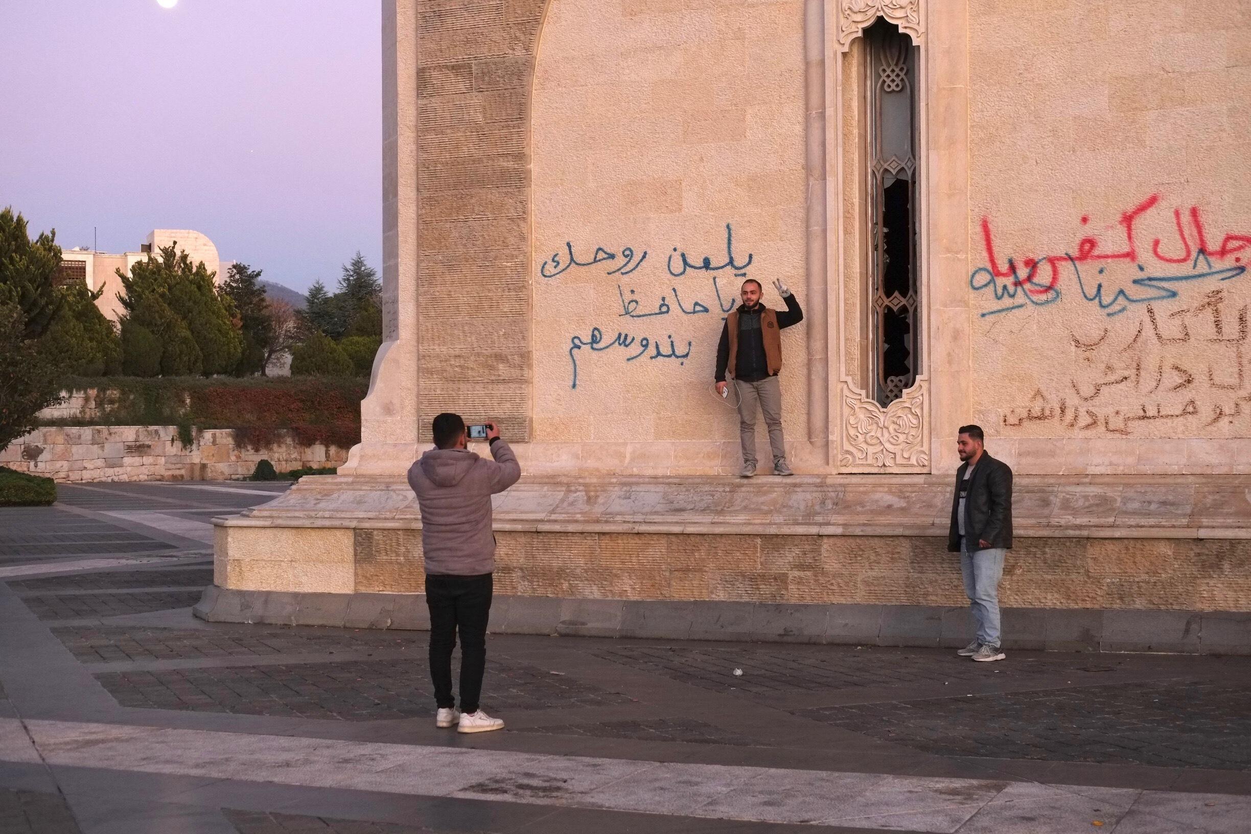 À Qardaha, des Syriens affluent de tout le pays pour cracher sur la ...