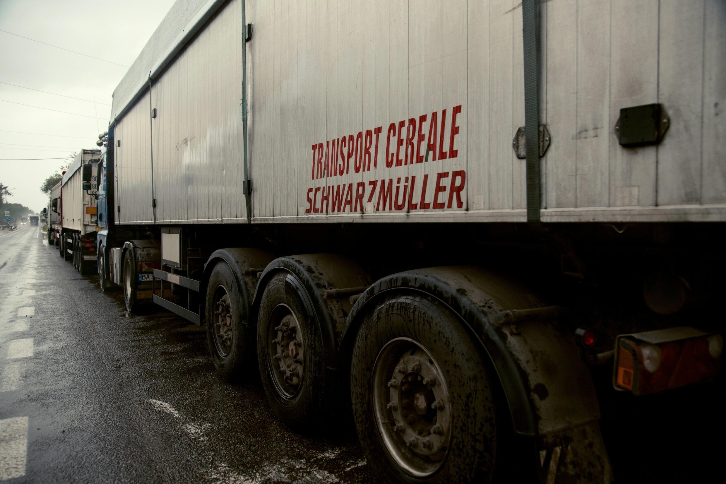 Ukrainian grain lorries wait days to unload at Danube port