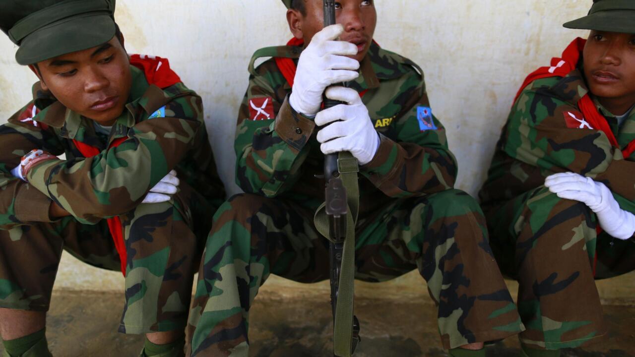 ទាហាន កុមារ ជិត មួយ រយ នាក់ បាន ស្គាល់ រសជាតិ ជីវិត កុមារភាព ជា ស៊ីវិល