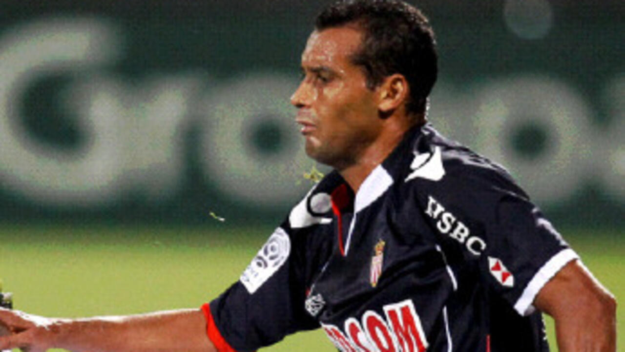 Zagueiro Adriano, do Monaco, eleito para a equipe modelo do jornal L'Equipe