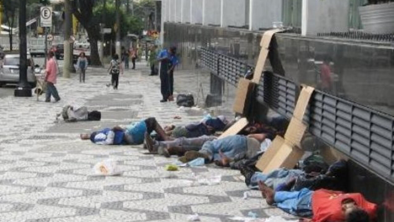 La Croix denuncia a triste situação dos sem-teto em São Paulo