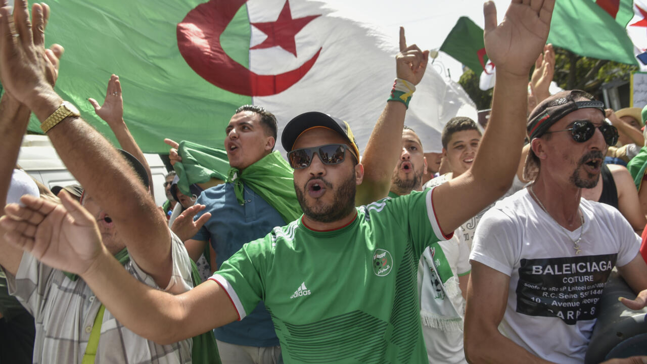 Les Algériens dans la rue pour le 25e vendredi consécutif