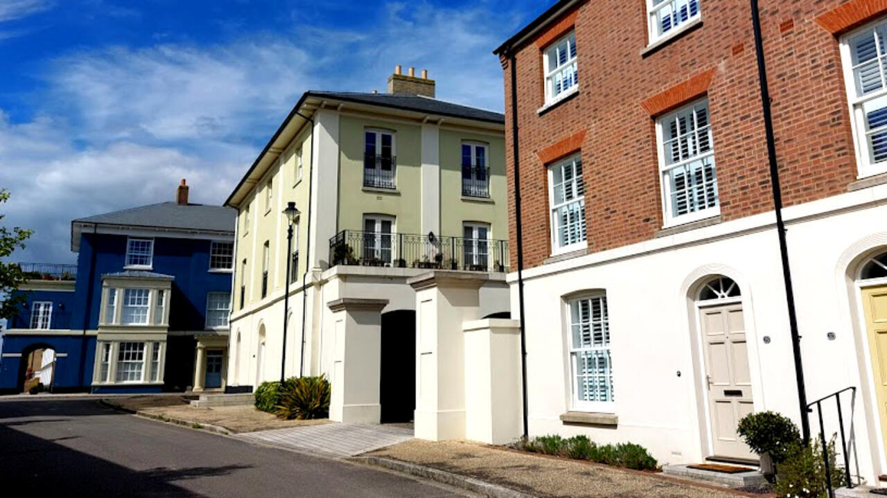 Poundbury, la ville imaginée par le roi Charles III - Reportage ...