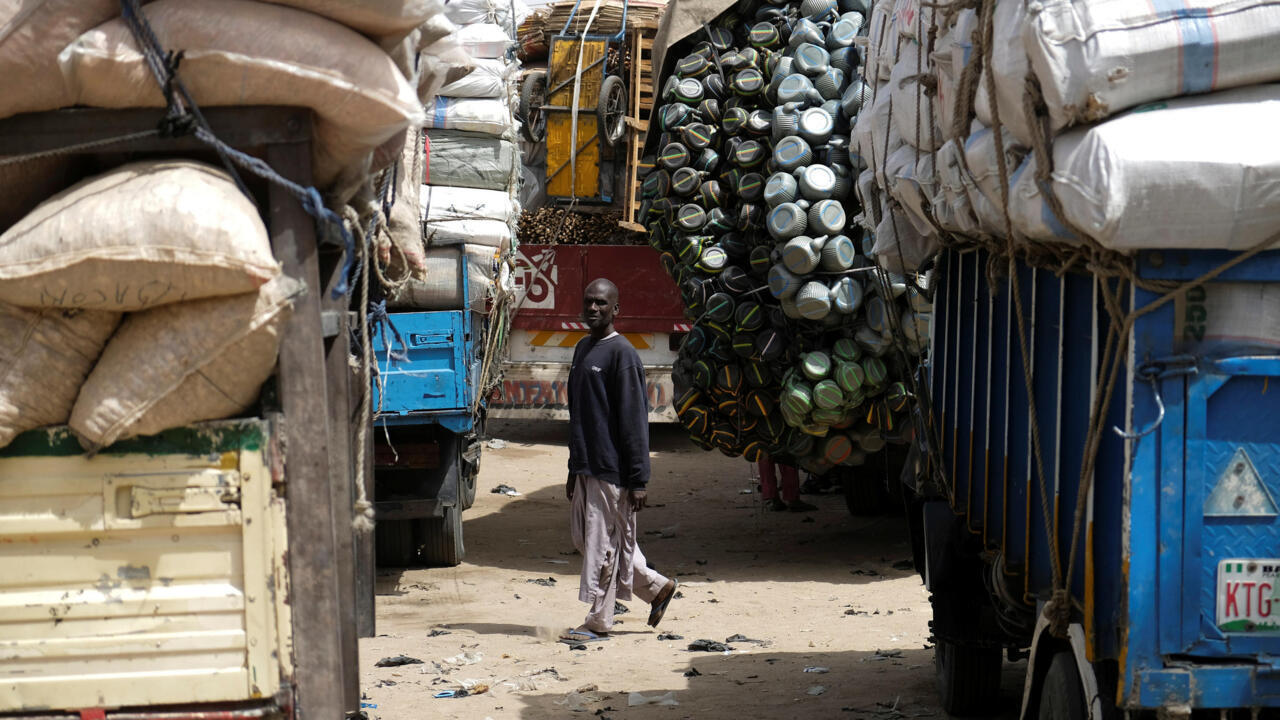 Yadda 'yan kasuwa ke sayen kayan abinci domin jiran kazamar riba ...