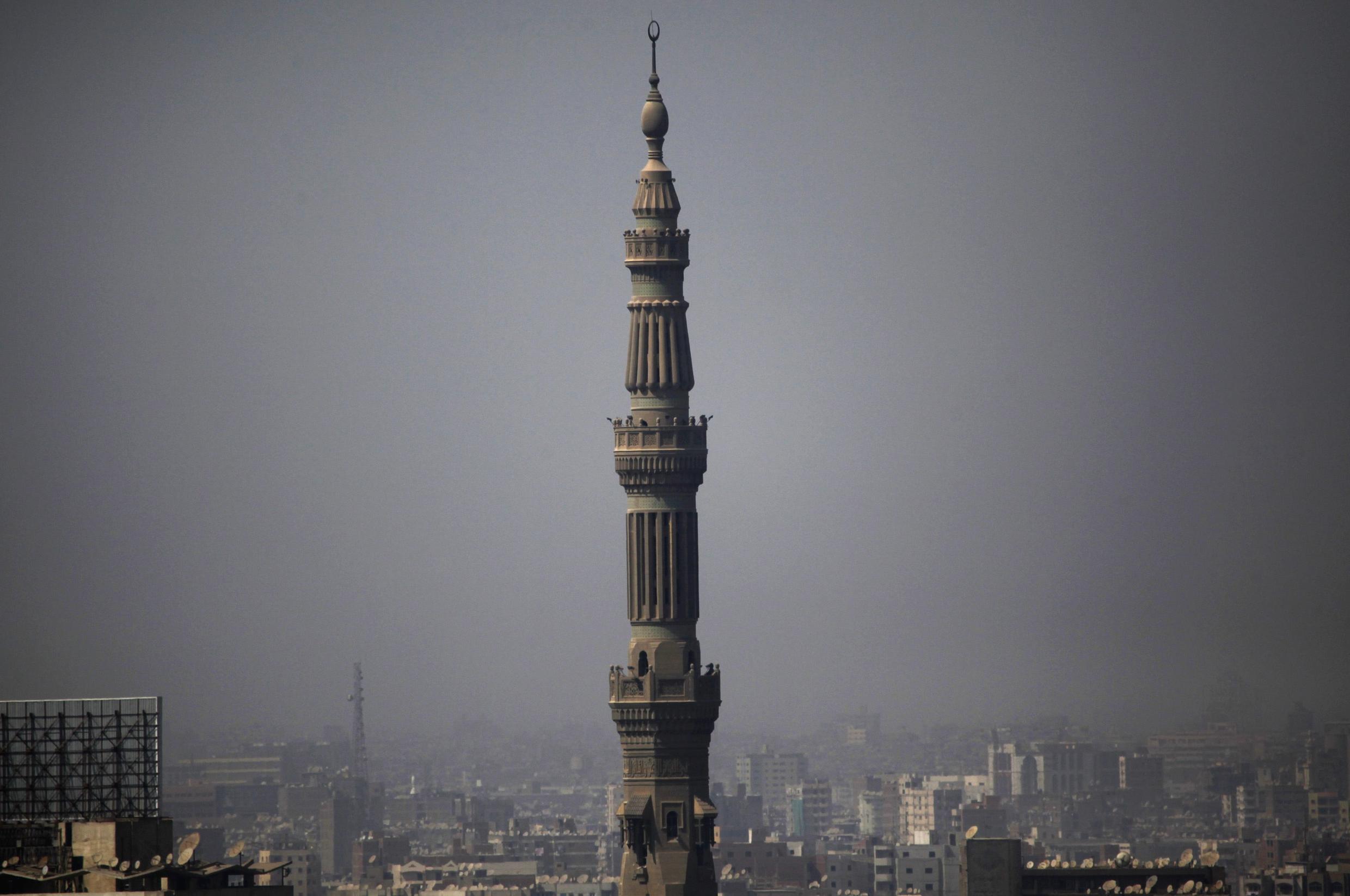 Au Caire, la mosquée d'al-Fath, place Ramsès, complètement évacuée par ...