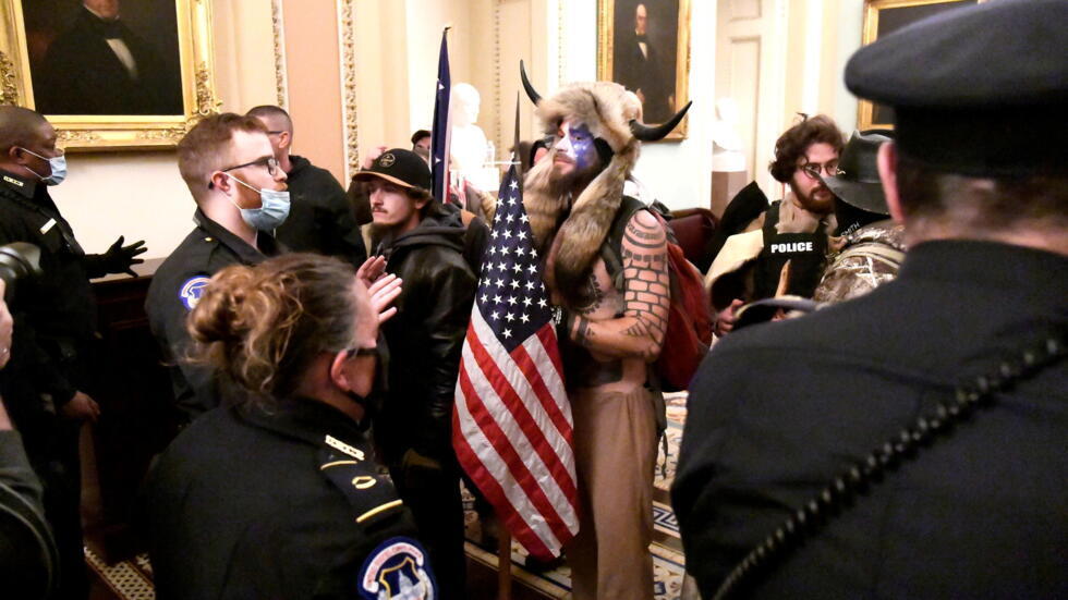 Q-Shaman, el rostro más visible del movimiento que irrumpió en el Capitolio