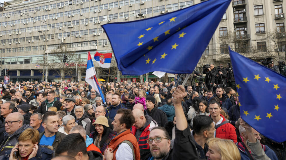 Cum se folosește președintele sârb de proteste pentru a șantaja ...