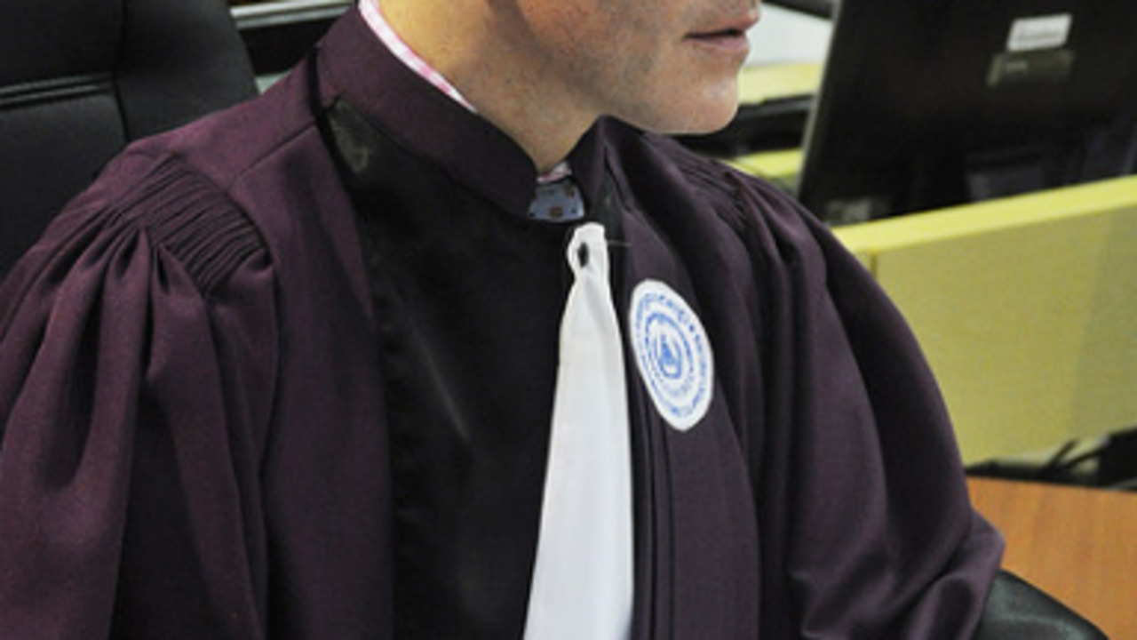 សហ ព្រះរាជ អាជ្ញា អន្តរជាតិ Adrew Cayley លាលែង ពី សាលា ក្តី ខ្មែរ ក្រហម