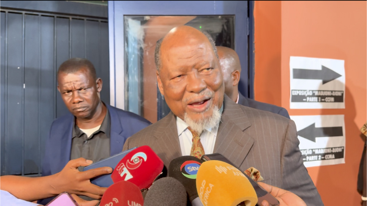 Antigo Presidente Chissano apela a um voto de confiança na estratégia ...