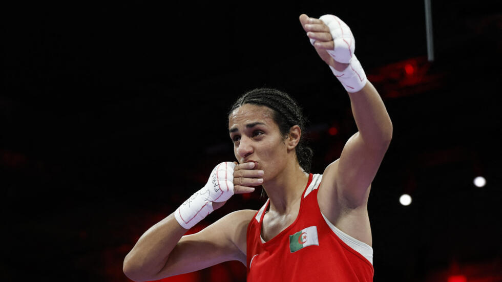 JO 2024: Imane Khelif, boxeuse algérienne controversée, fièrement médaillée